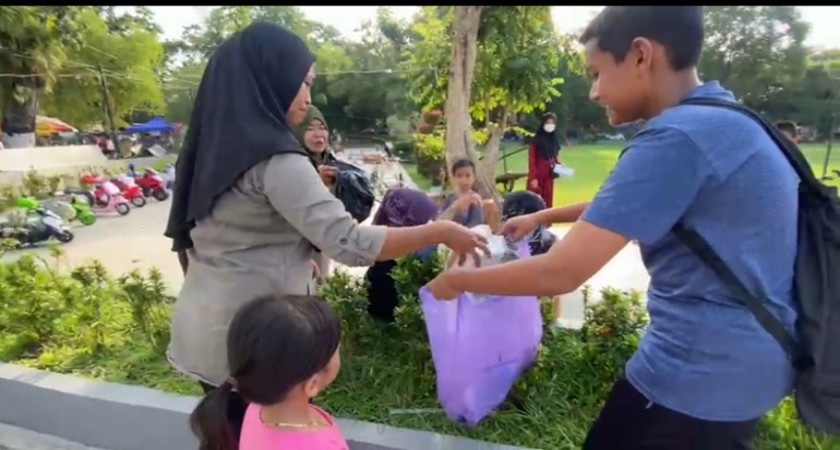Berikan Tugas Terintegrasi Lingkungan, Siswa MTsN 2 HST Bersihkan Sampah di CFD Dwiwarna | MTsN ...